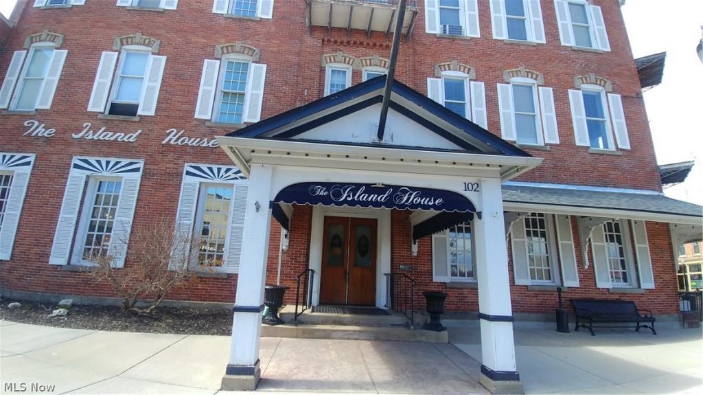 The Island House Hotel, Port Clinton OH ~ Review – Barnwood and Baked Goods